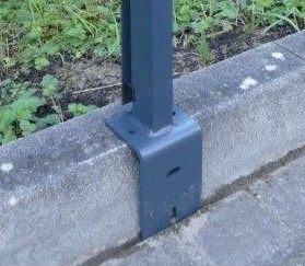 Standfuss-Winkelplatte 100x120mm für Zaunpfosten Secure (ab Werk angeschweißt)